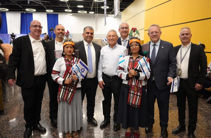First Bnei Menashe flight lands as Israel launches operation to ...