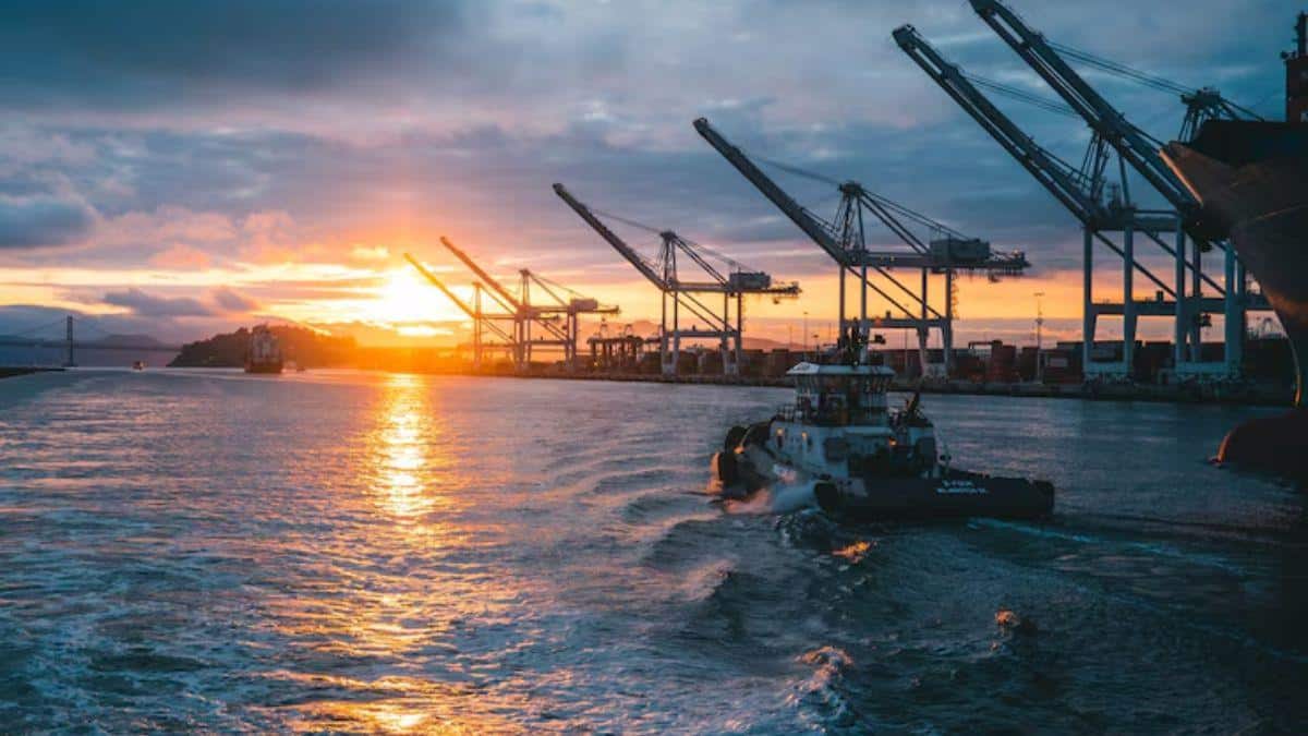 Oil prices fall nearly 3% as Hormuz relief hopes emerge, stay above $100