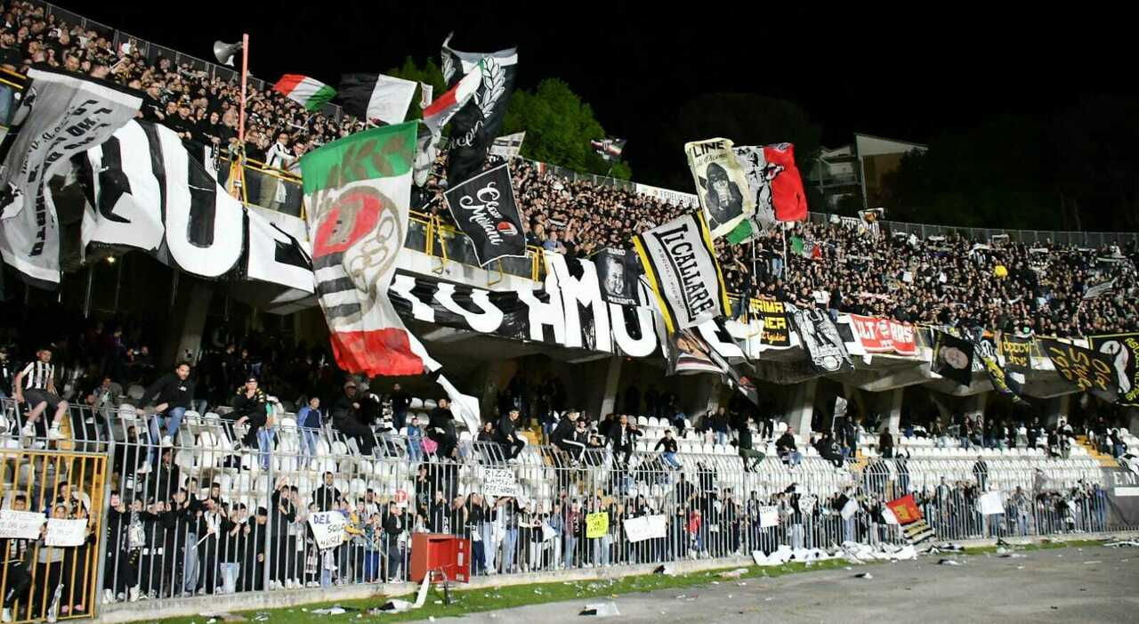 Bomba carta durante la partita: ultras dell'Ascoli incastrato dalle ...