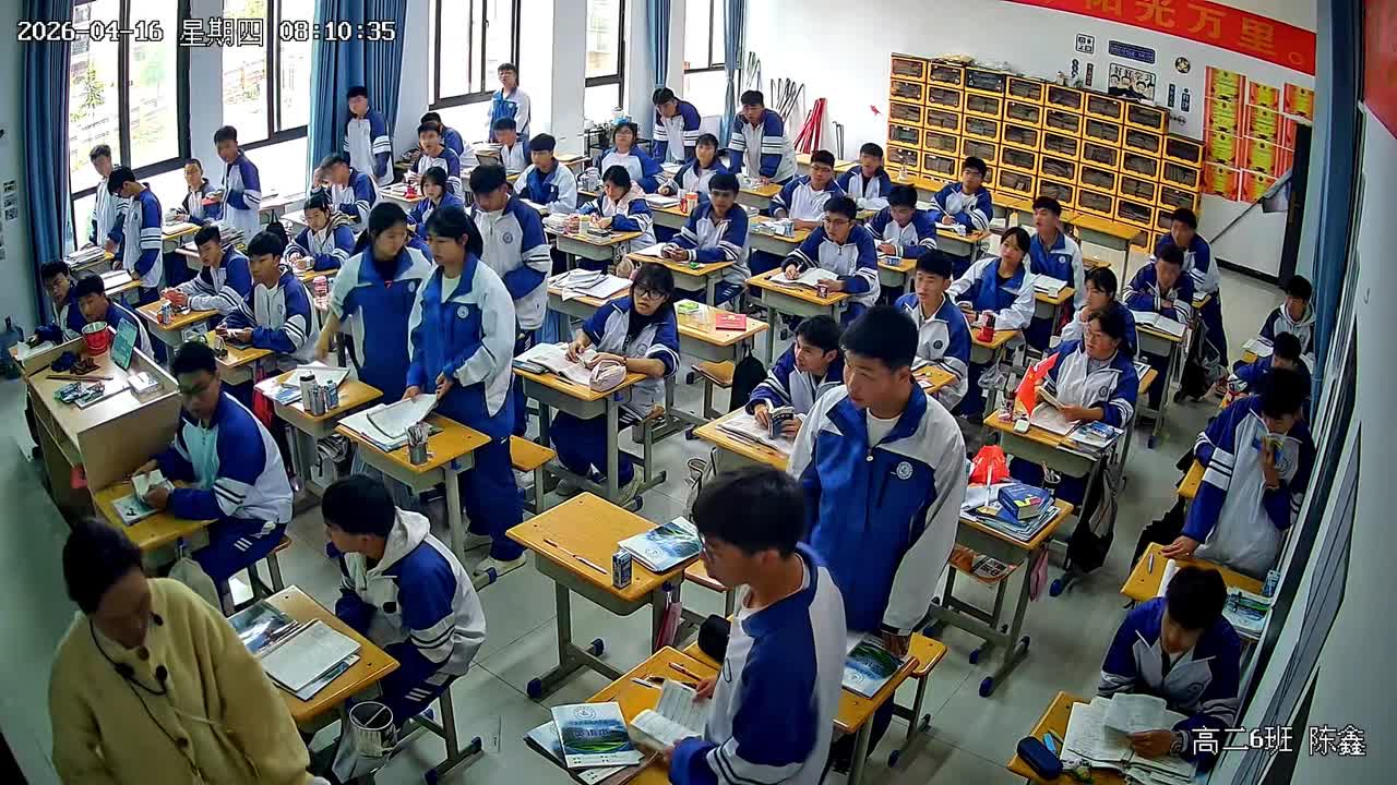 Attentive students catch falling teacher after she left classroom ...