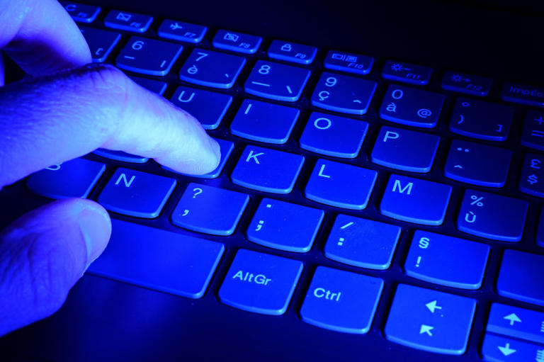 Cyberattaques : deux jeunes hackers soupçonnés d'avoir volé des ...