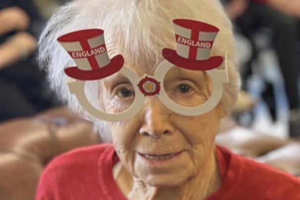 Let’s get 100 cards for former Leighton Buzzard pub landlady’s 100th ...