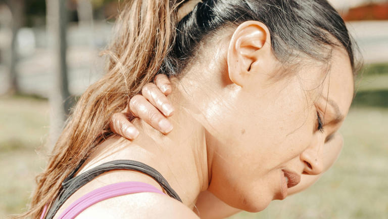 Neurosurgeon shares early symptoms of cervical spondylosis, its causes ...