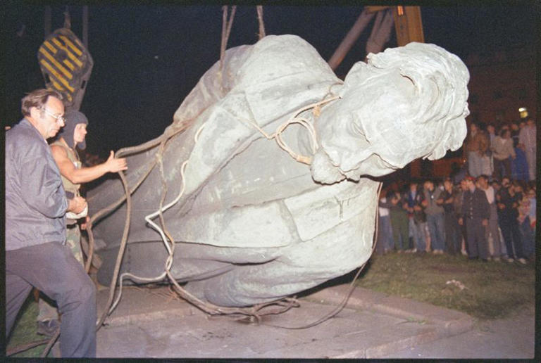 Putin returns 'Iron Felix' Dzerzhinsky to Russia's spy school