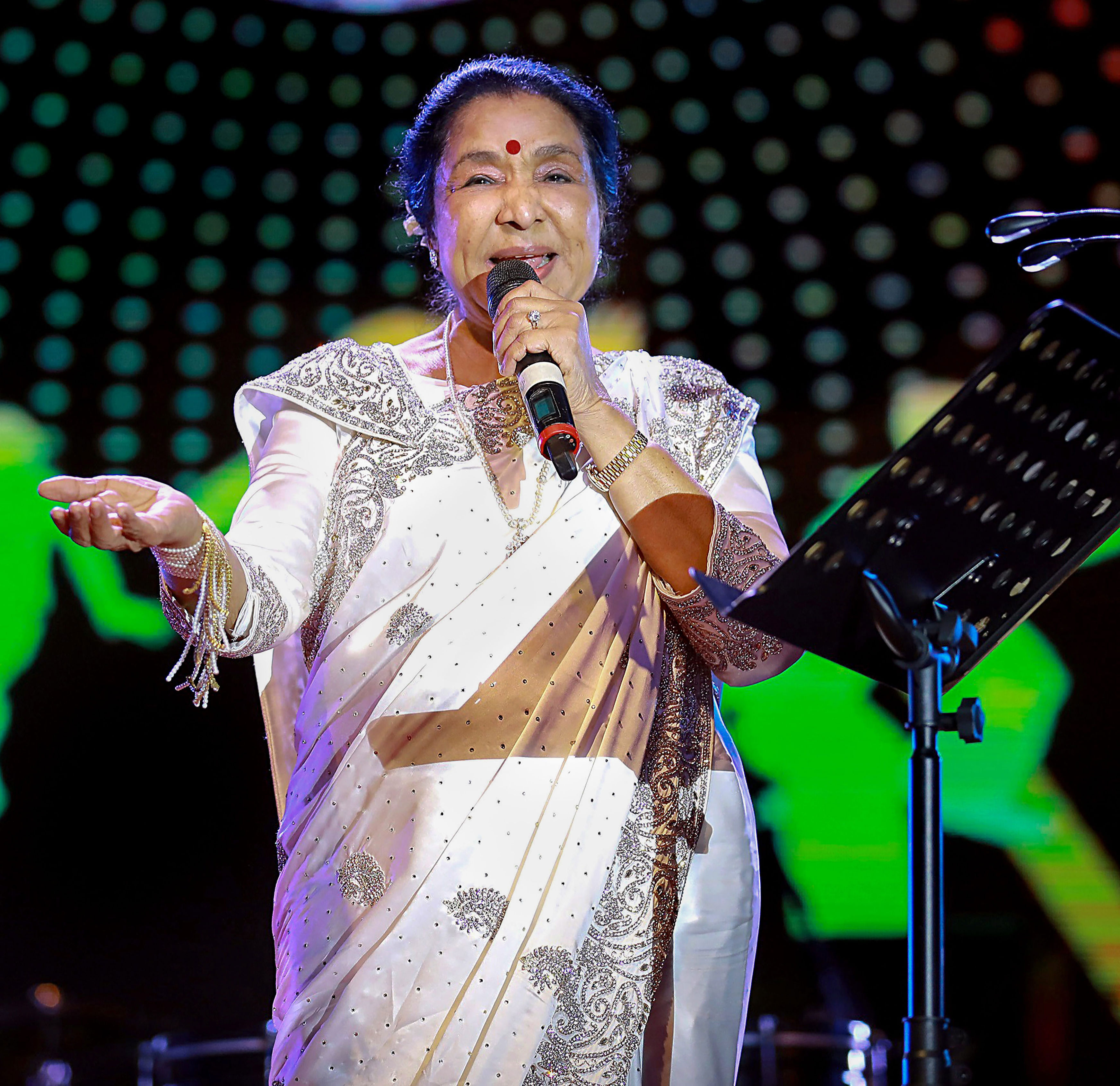Asha Bhosle's grandson says singer was curious about everything from AI ...