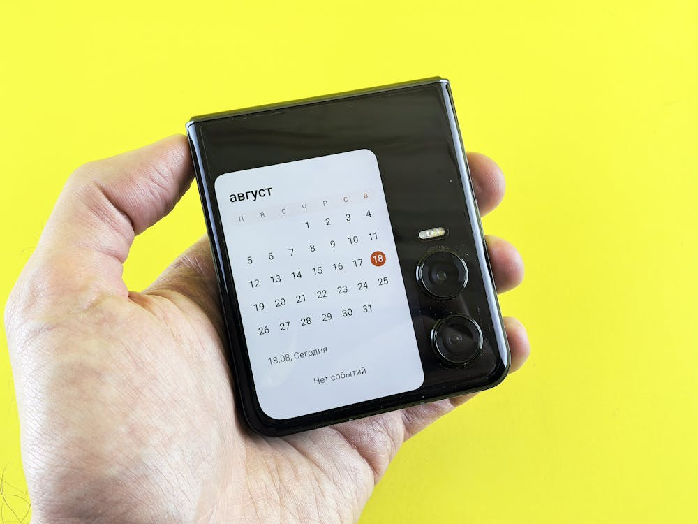 Essential tips and tricks that you must know if you have a foldable phone