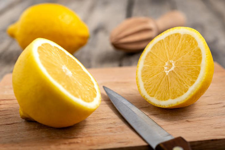 The 35p method to clean barbecue grill that gets rid of burnt on food ...