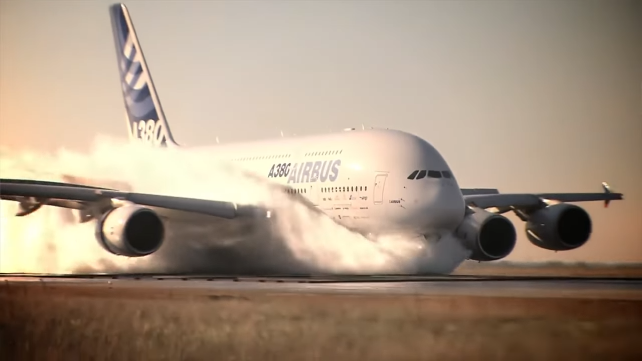 What happens when a jet hits the runway at 260 km/h - "Tire shock"