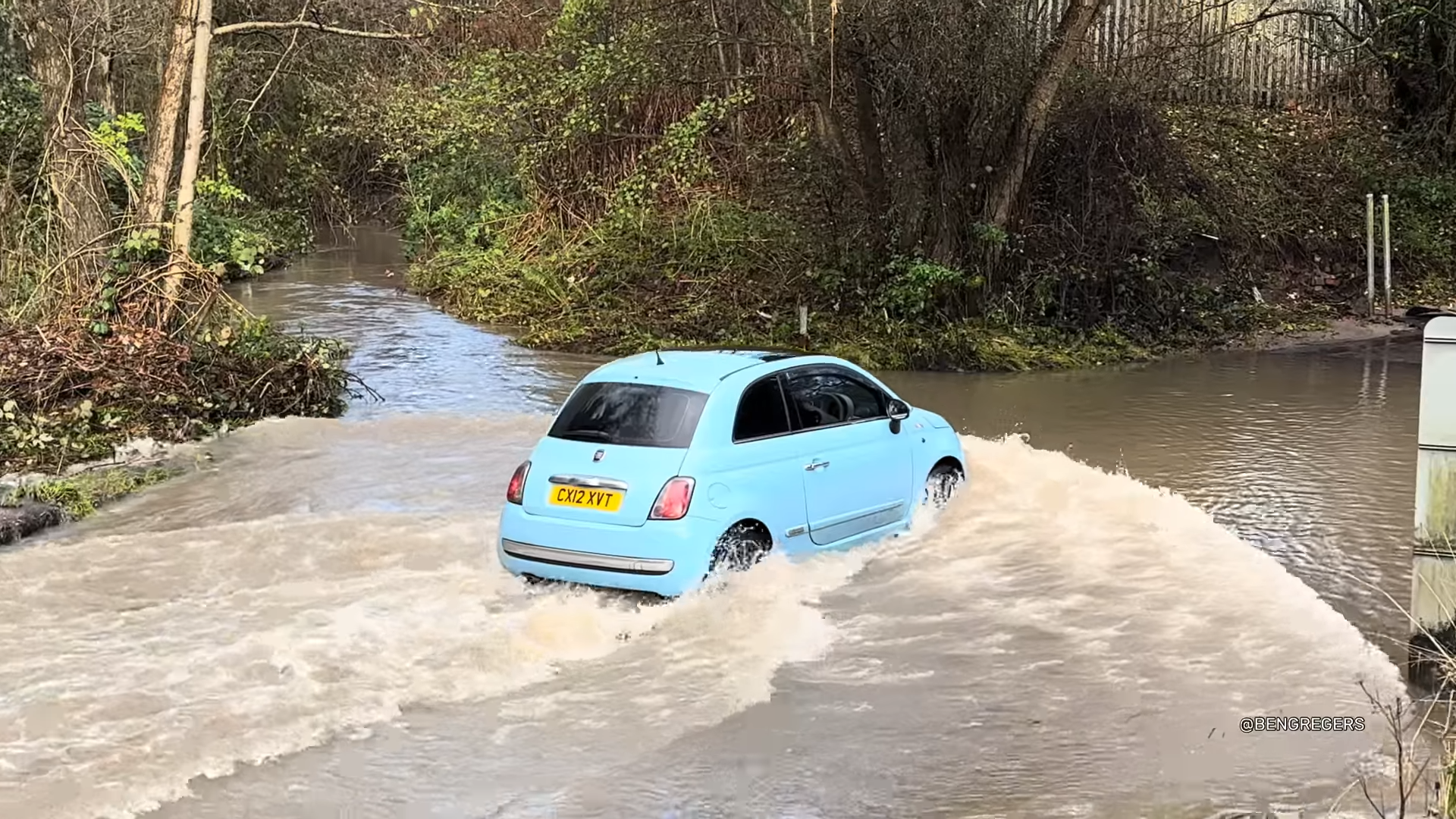 This woman drives like she has no brain - Flood disaster