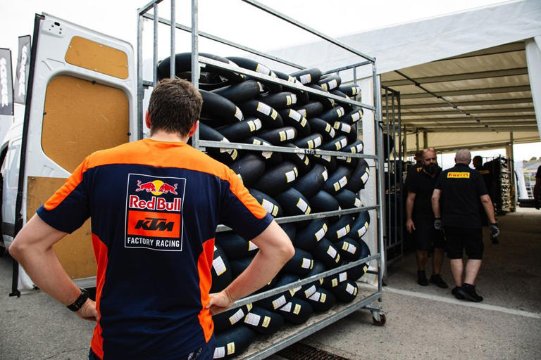 Pirelli entrega a los fabricantes de MotoGP el segundo set de ...