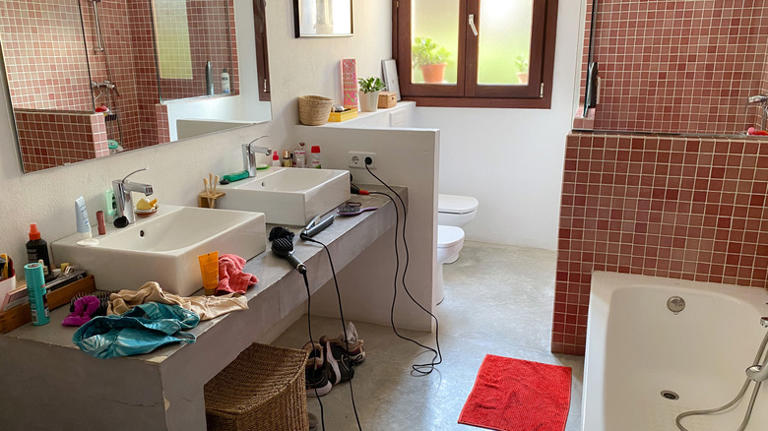 A knife rack is the key to finally decluttering your bathroom