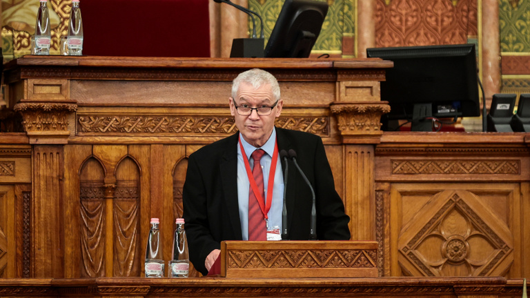 Polt Péter a lemondására felszólító nyilatkozatokat politikai ...