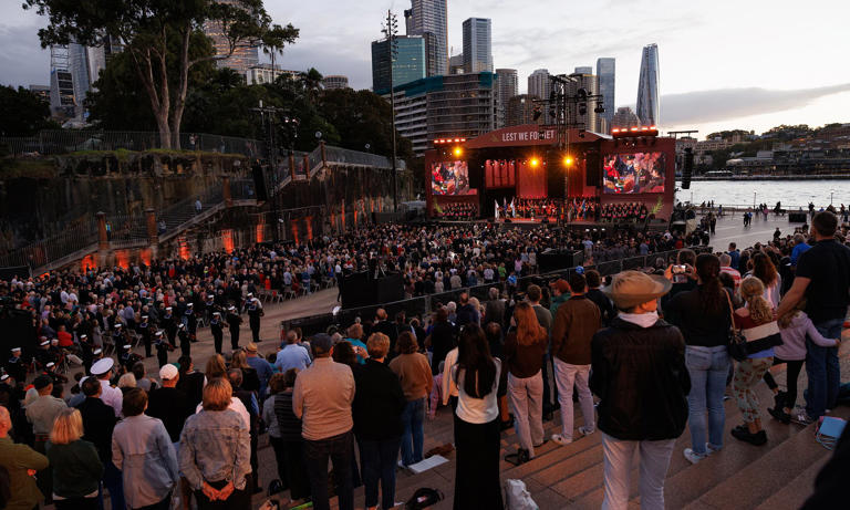 Thousands flock to moving Anzac sunset tribute as premier doubles down ...
