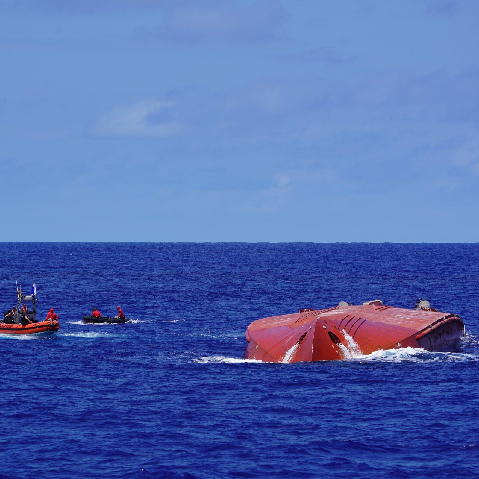 Video, images show elite forces searching for US ship's missing crew