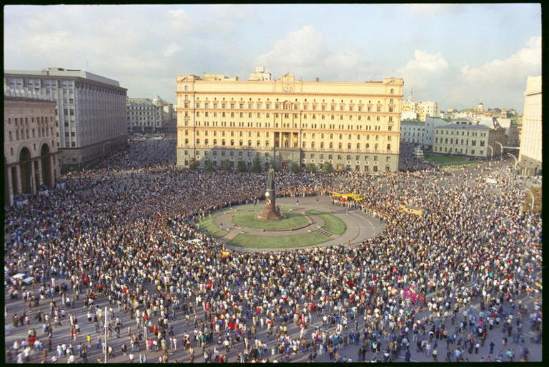 Putin returns 'Iron Felix' Dzerzhinsky to Russia's spy school