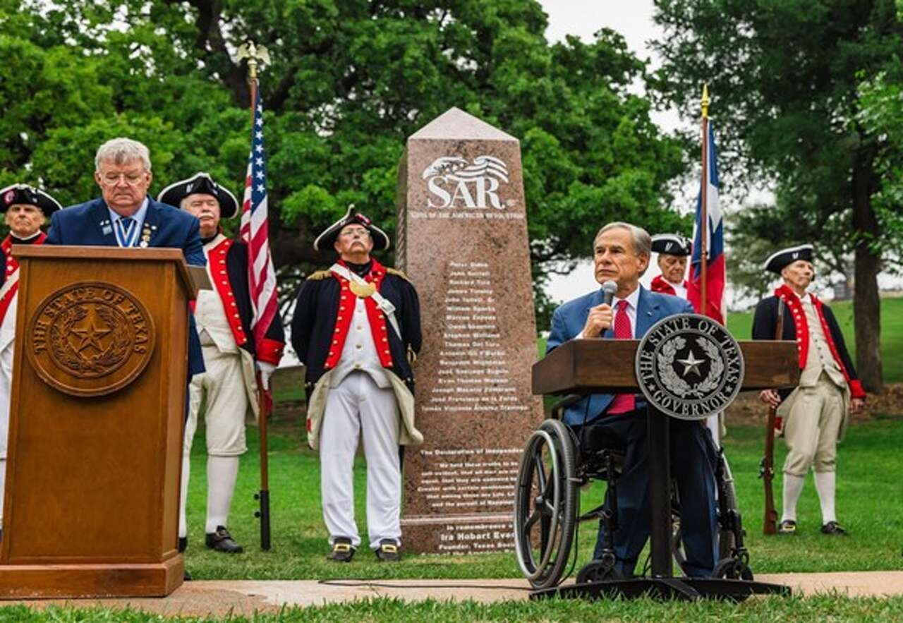 Gov. Abbott unveils monument honoring Texas Revolutionary War patriots ...