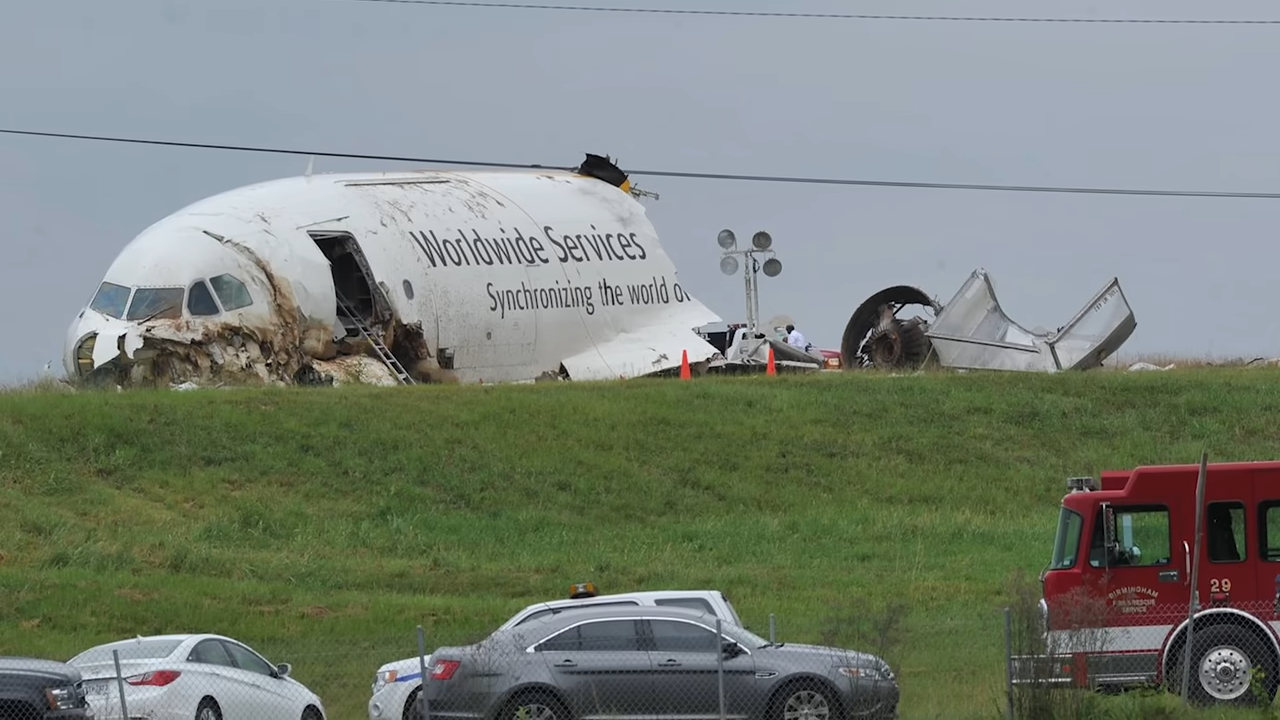 Watch a cargo jet crash just before the runway - "Too low"