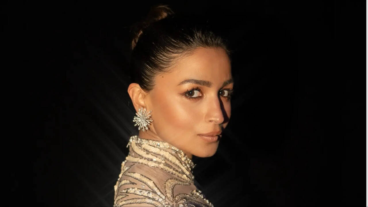 Alia Bhatt surrounded at airport: Ex-bodyguard shares astonishing ...