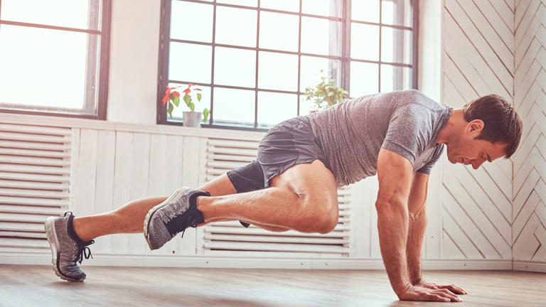 This 4-move core workout blasts your abs and obliques in just 10 minutes