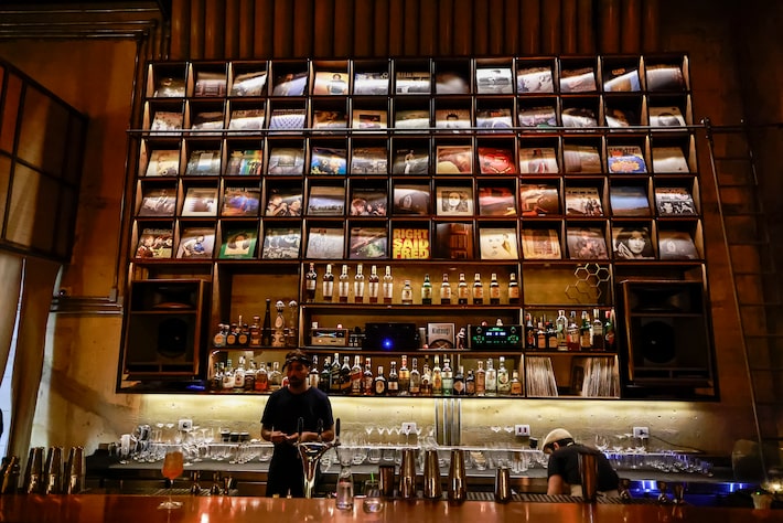 Fale menos, escute mais: como os ‘listening bars’ ensinam SP a ...