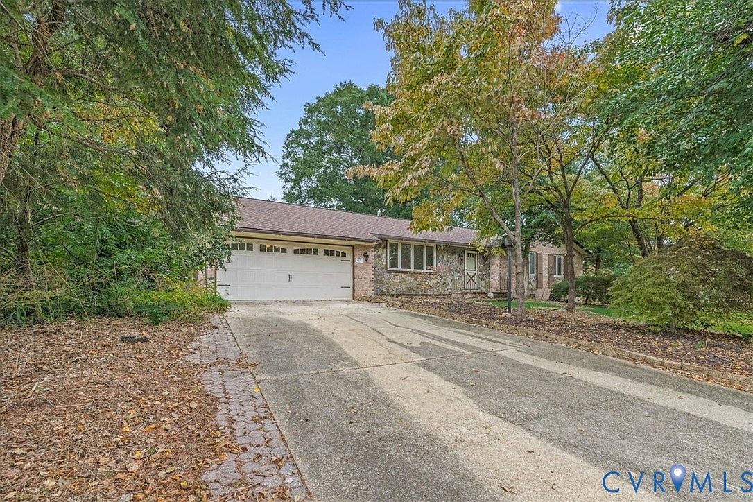 Explore a 1967 ranch-style home in Colonial Heights, Virginia ...