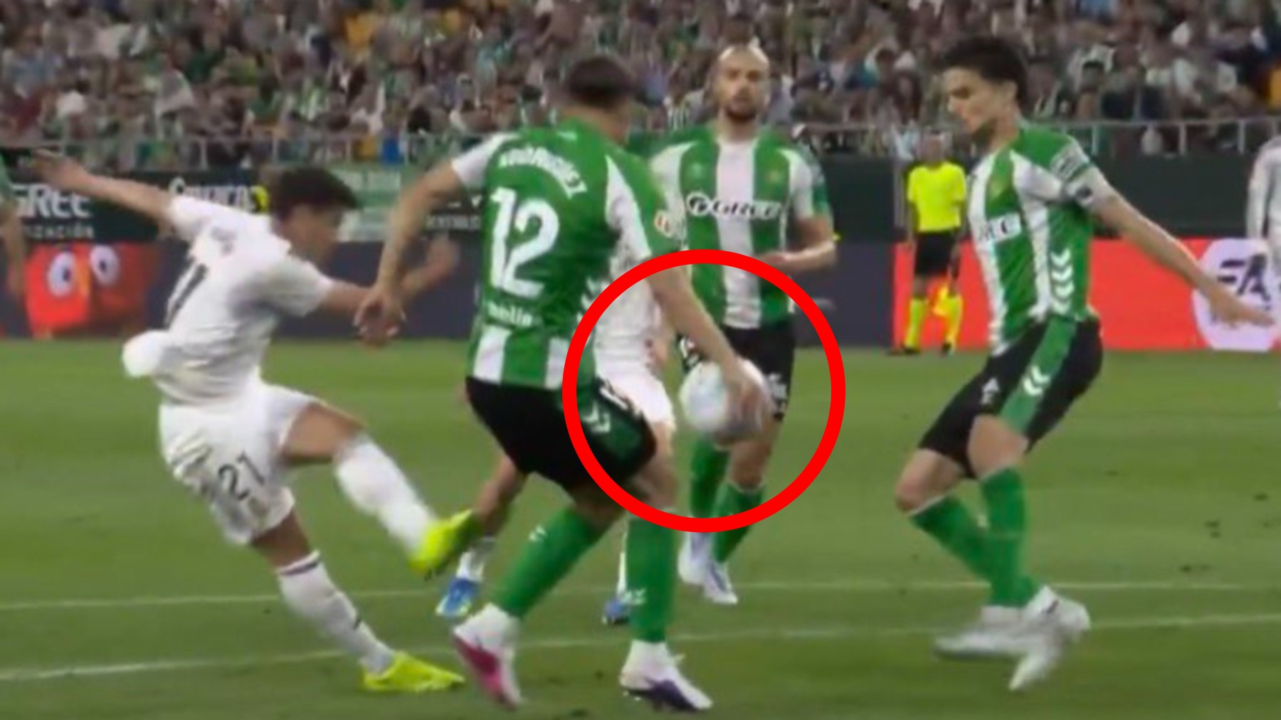 González Fuertes cumple su amenaza: no revisa un penalti para el Madrid ...