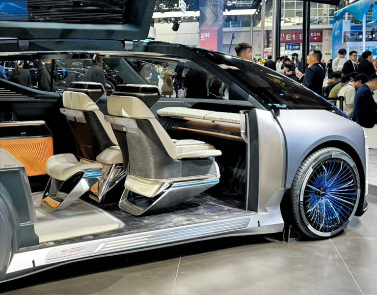Chinese automakers unveil ultra-fast charging, steering-wheel-free vehicles