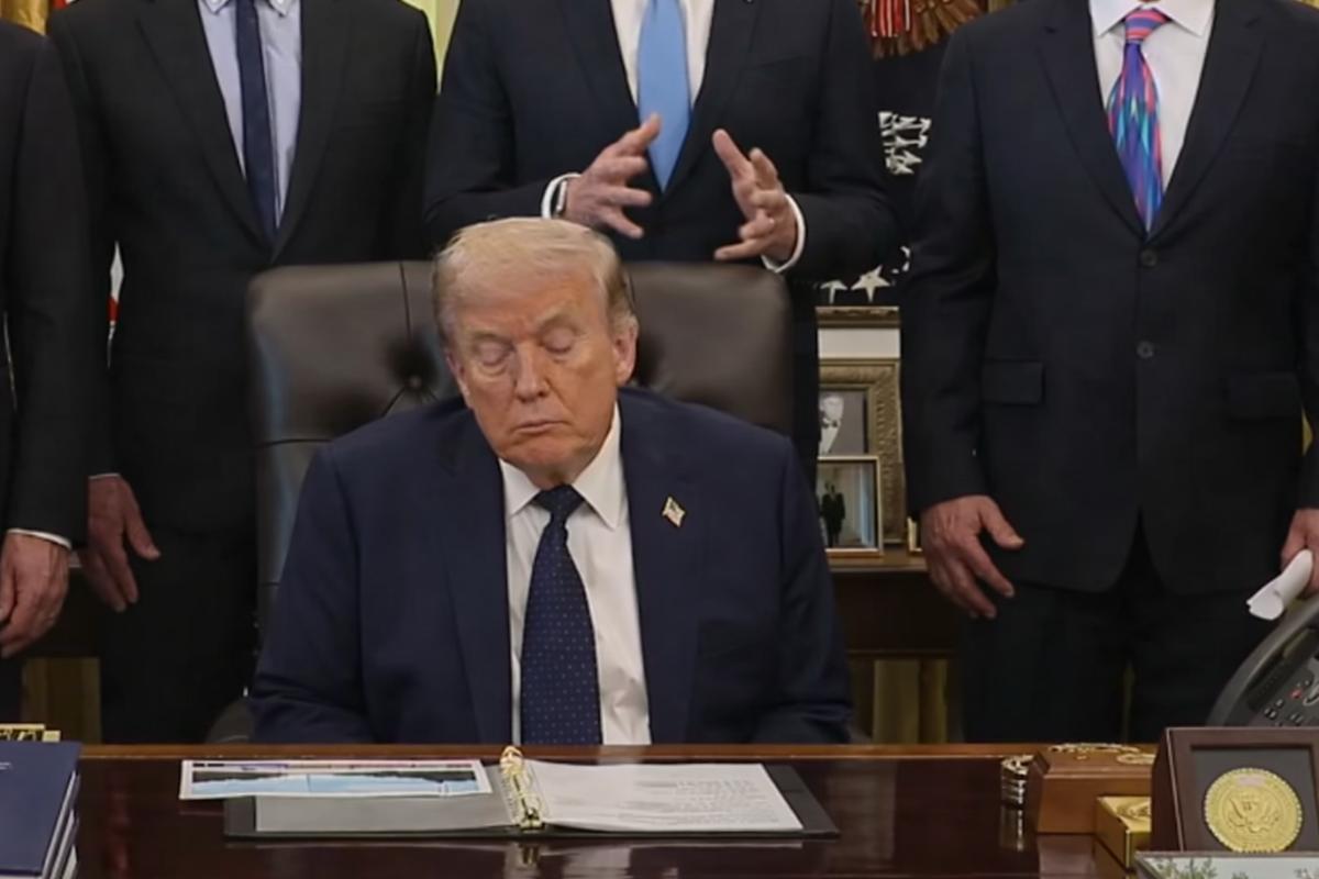 Trump appears to doze off during live Oval Office event as video of him ...