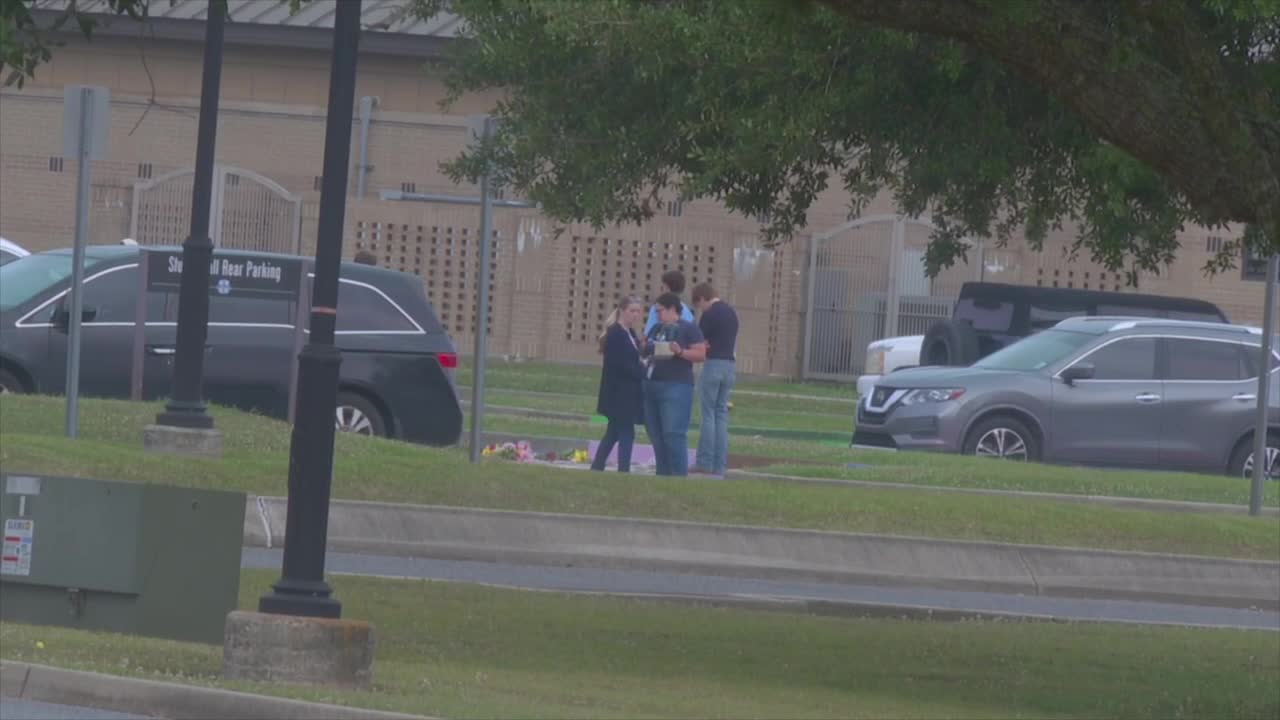 Students honor slain senior Martha Odom with flowers at Ascension ...