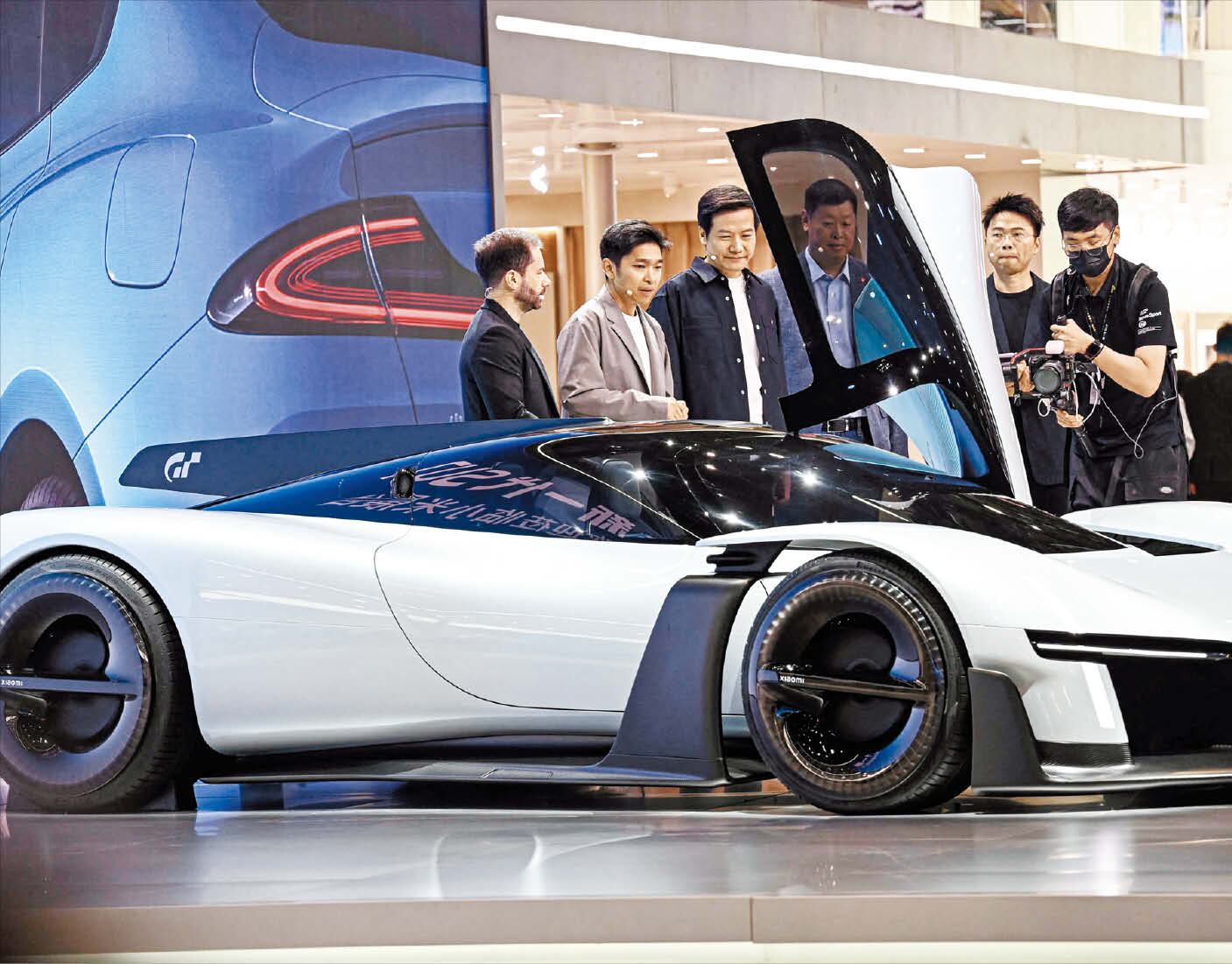 Chinese automakers unveil ultra-fast charging, steering-wheel-free vehicles