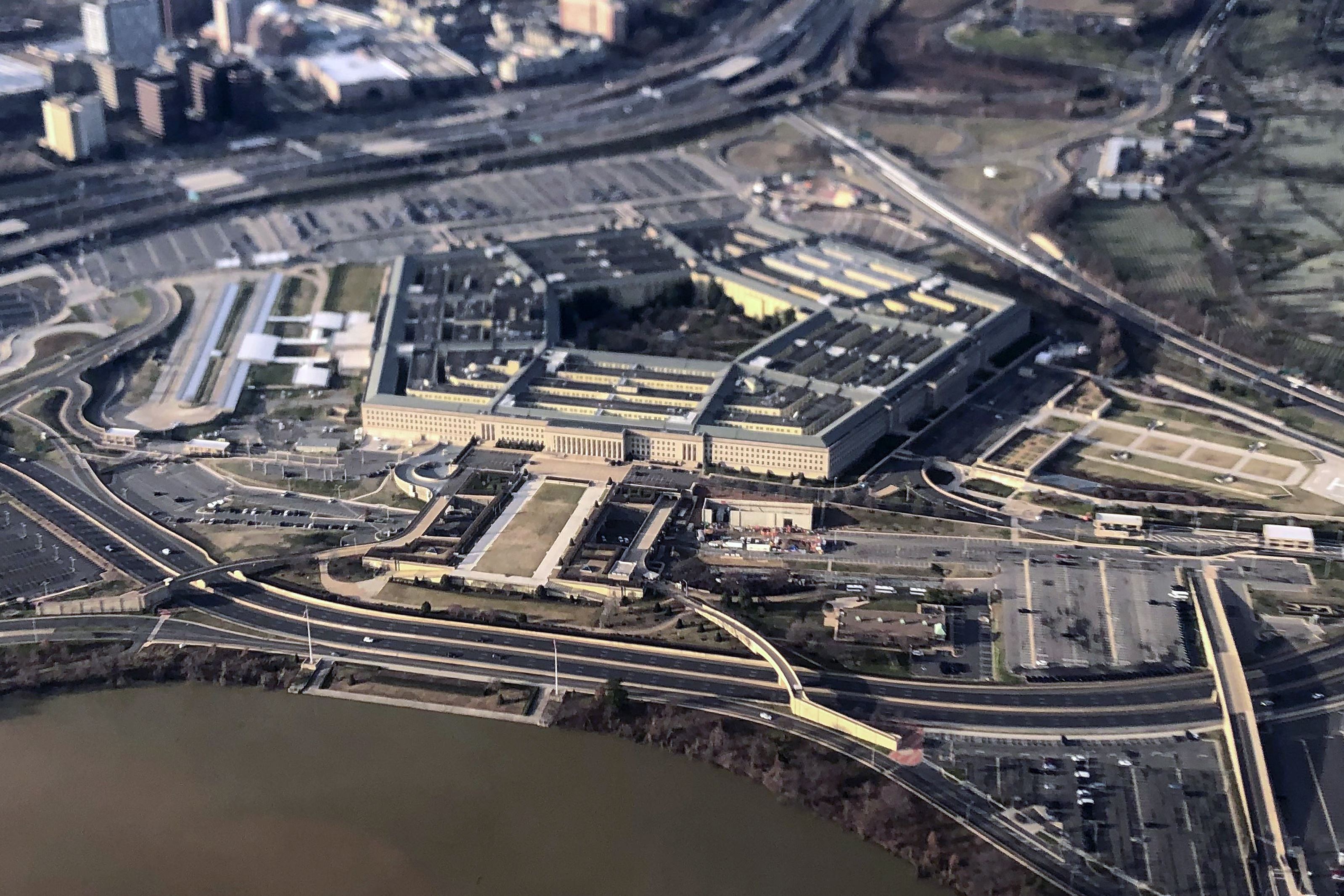23 hurt in head-on Pentagon bus crash