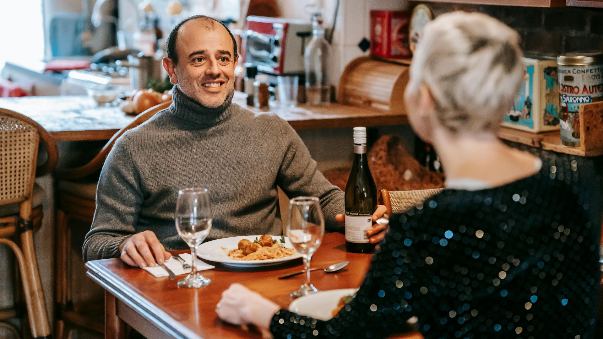 20 things men do on first dates that instantly age them