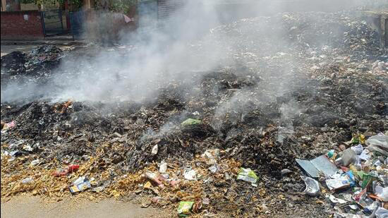 Gurugram: Garbage burning continues at bus stand despite recent complaints