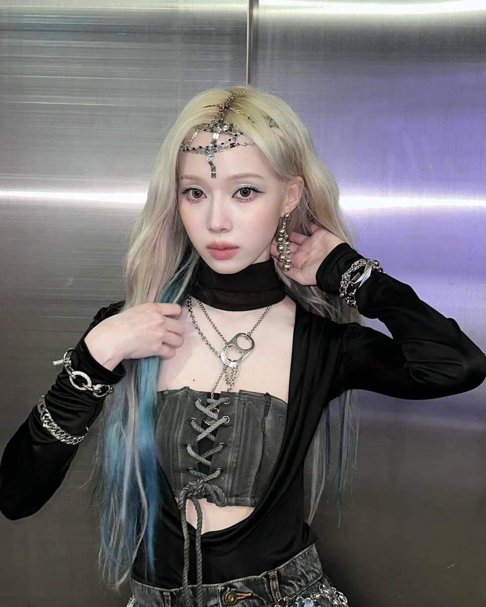 Intip makeup look Winter 'aespa' yang elegan dan stunning