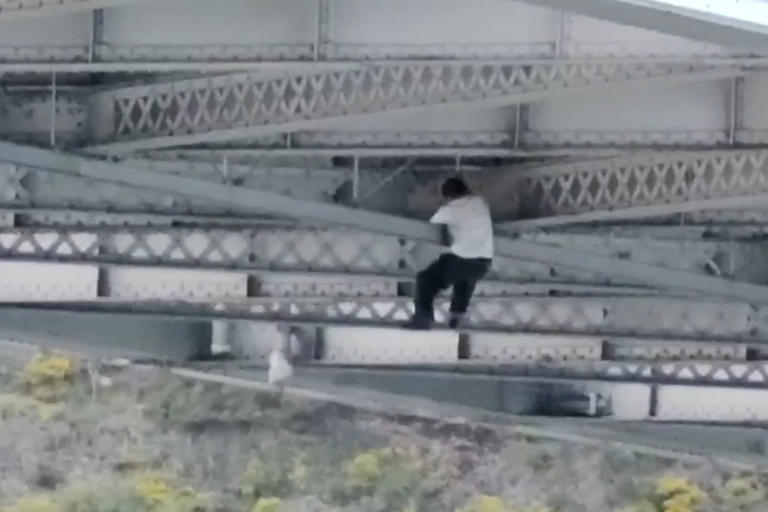 Dramatic footage captures car thief in death-defying escape attempt on ...