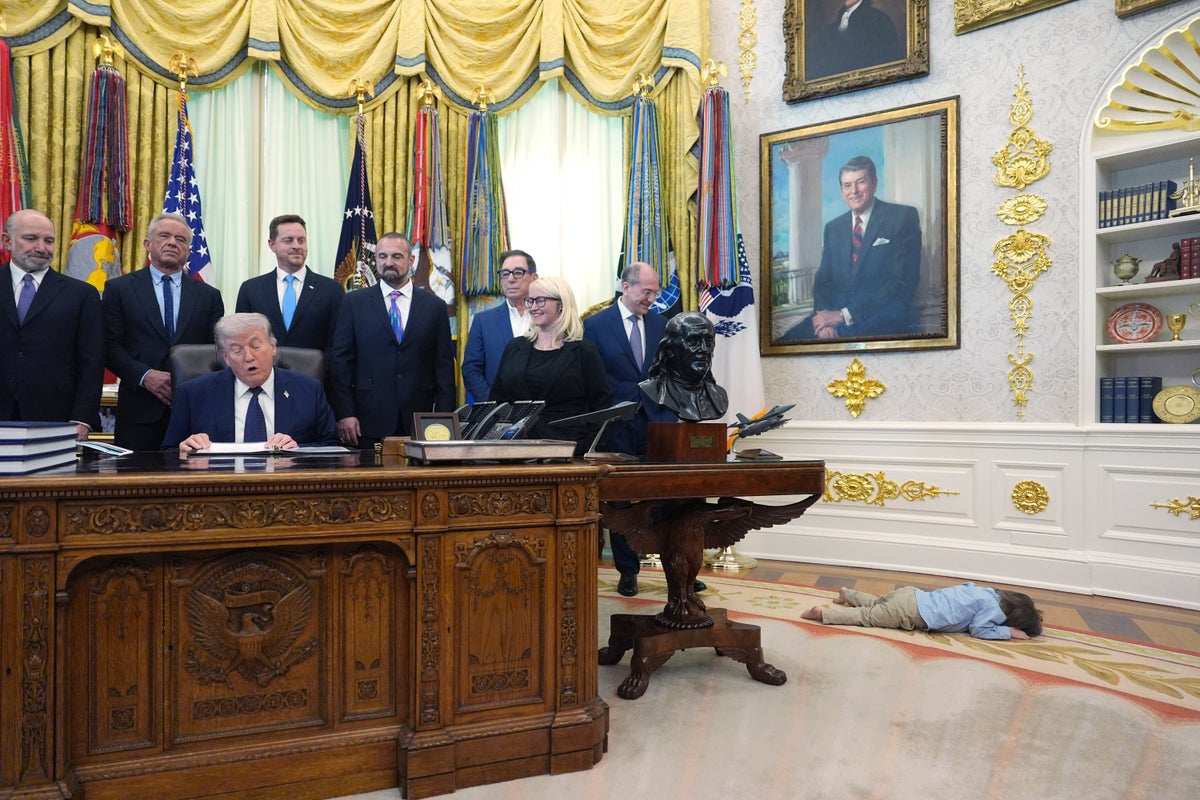 Two-year-old rolls around on Oval Office floor during Trump speech