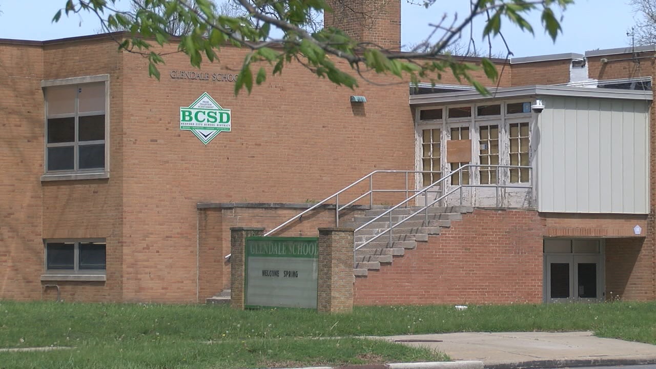 Glendale Primary School sewer leak shuts down kitchen, angers parents