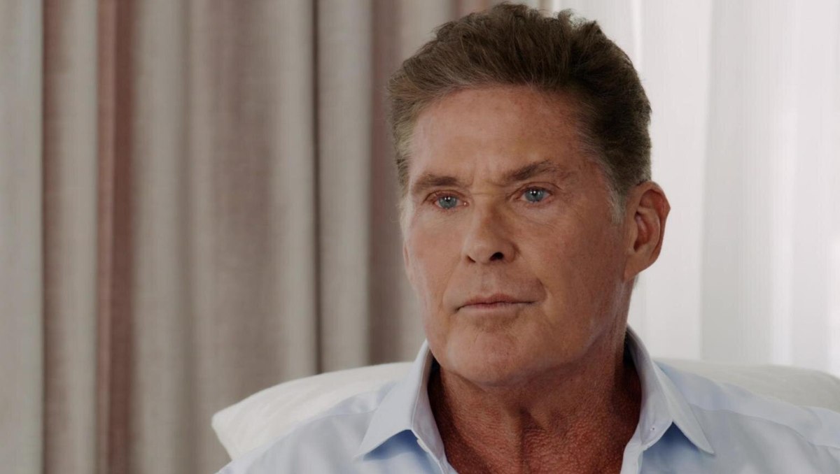 Irreconocible: David Hasselhoff es captado usando andadera: ¿qué le ...