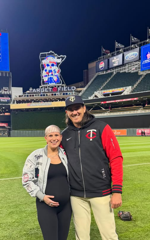 Twins pitcher's wife battled Hodgkin's lymphoma during pregnancy