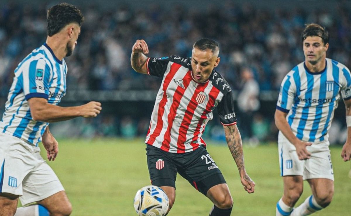 Con uno menos todo el partido, Racing empató con Barracas y complicó su ...