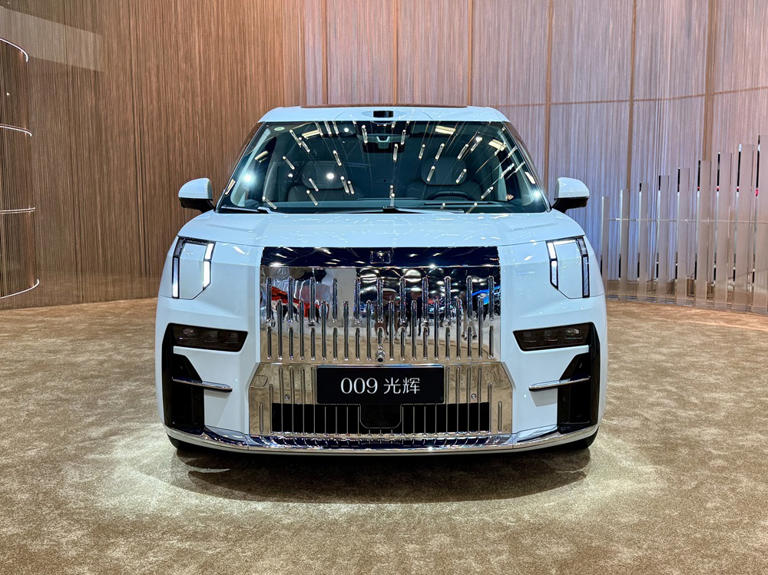 [오토 차이나] 지커, 7인승 버전 추가한 전기 MPV '신형 009' 공개... "프리미엄 라인업 강화"