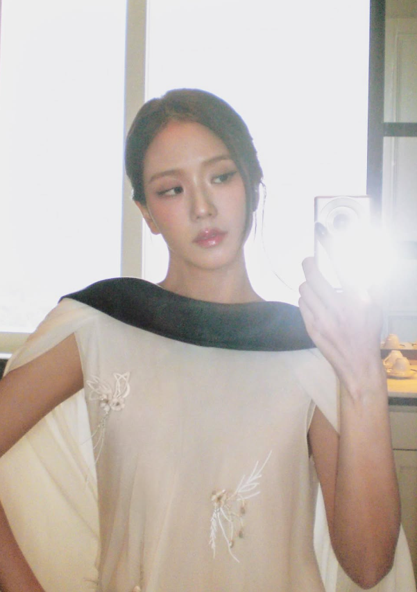 Jisoo reached the height of ethereal charm… even a lip gift engraved ...