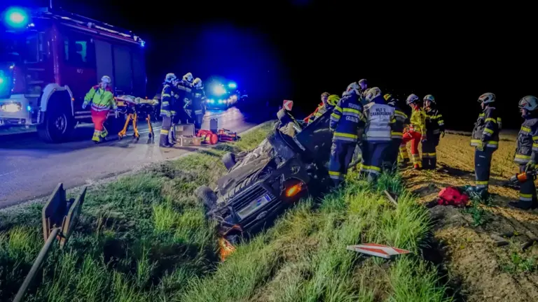 Auto überschlägt sich – Lenker in Wrack eingeklemmt