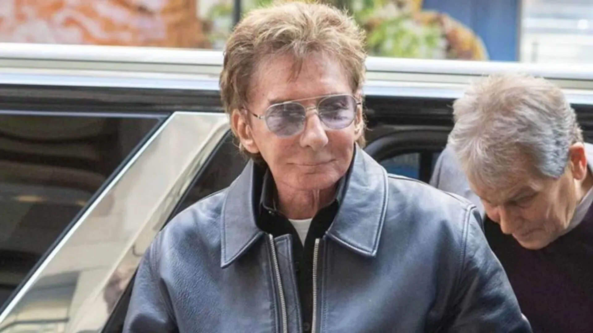 Barry Manilow, 82, steps out in New York for the first time after lung ...