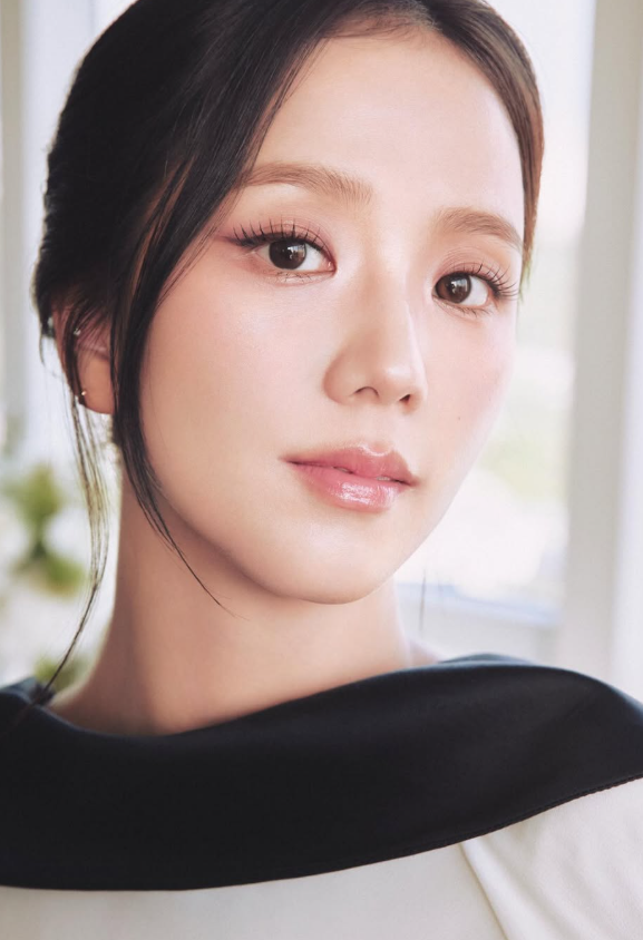 Jisoo reached the height of ethereal charm… even a lip gift engraved ...