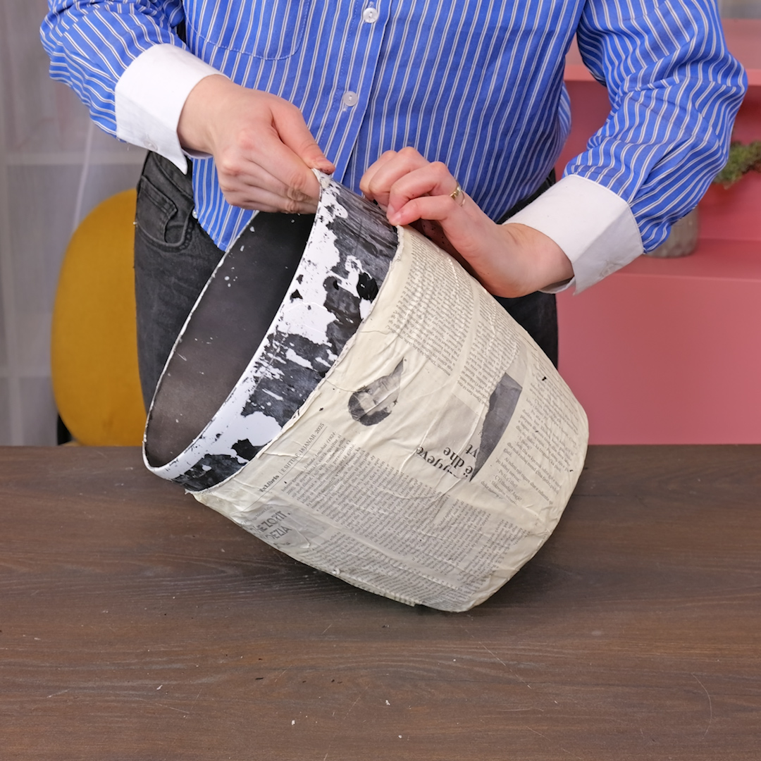 Easy DIY lamp idea using newspaper 💡