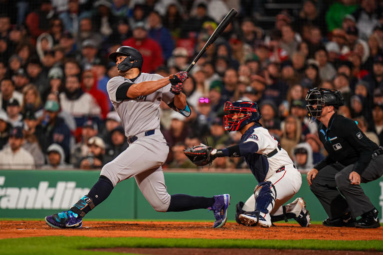 Giancarlo Stanton exits Yankees' game vs Astros with leg issue