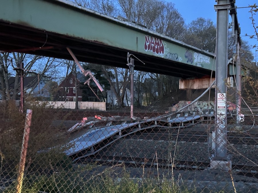 Bridge debris cleared from tracks, but Amtrak delays continue