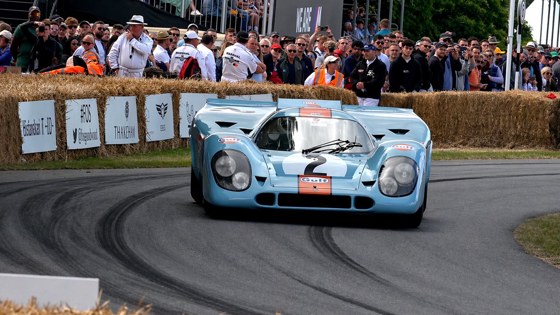 Zeldzame Porsche 718K op volle snelheid door een bocht op het circuit