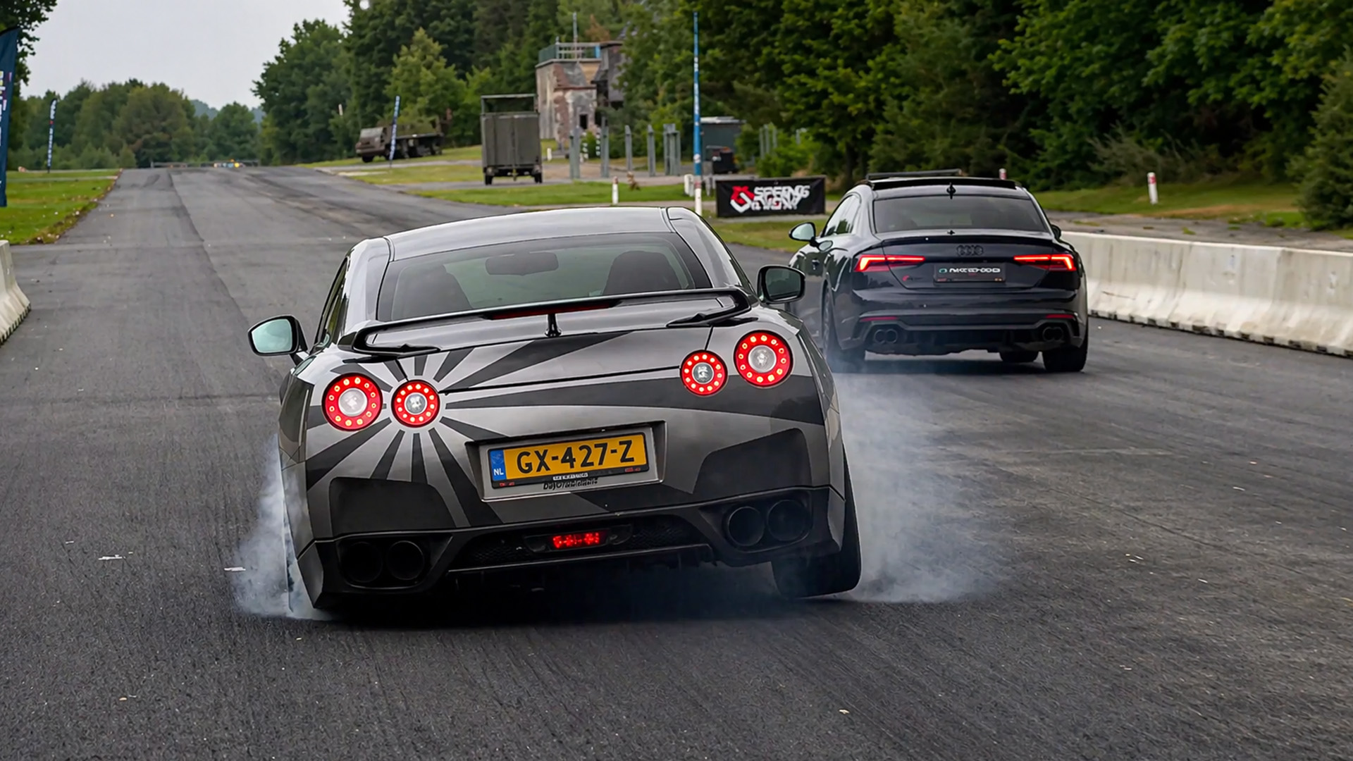 Nissan GT-R almost spins during RS5 drag race